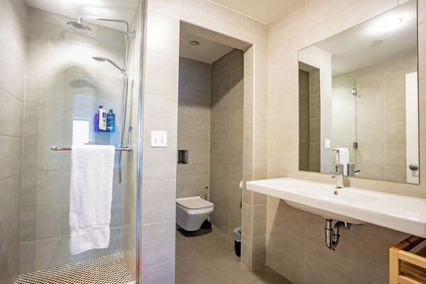 Quiet 2br/1.5 Bath Apt In Times Sq - New York City