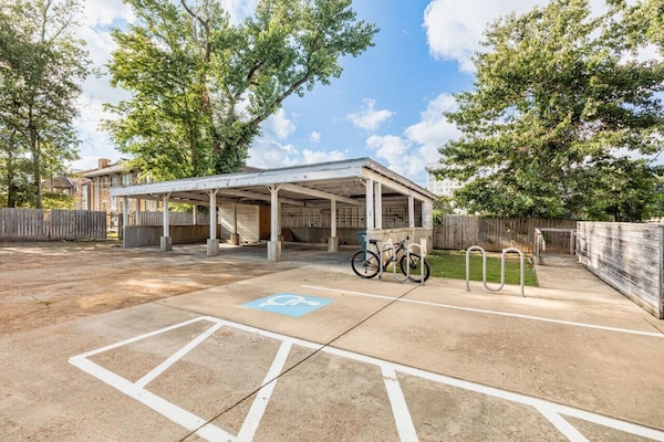 *Parkside King Suite In Midtown With Free Parking* - Memphis, TN