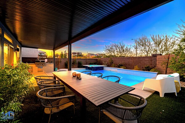 Spacious/modern 5bd Home, 15mins To Airport, 20mins To The Strip,pool & Jacuzzi! - Las Vegas