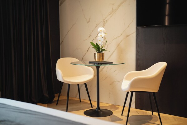 King Suite With Heated Pool In The Heart Of Bari - Bari