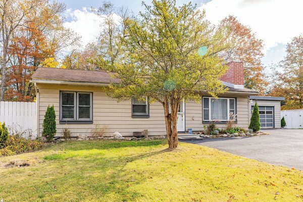 The Meyer: Spacious Family Home With Hot Tub Minutes To Downtown New Paltz - New Paltz, NY