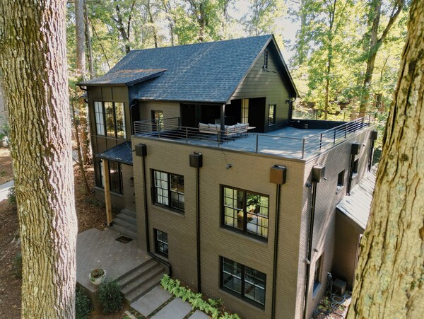 Buckhead Black House Spacious 5 Bedroom Mansion With Heated Pool - Lenox Atlanta - Atlanta, GA