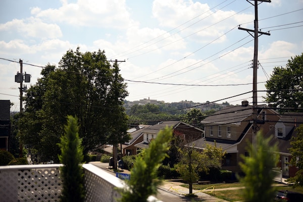 *Regal Bricks* Oversized Deck | Views | Fire Pit | Private Garage - Pittsburgh, PA