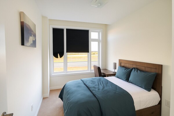 3br Getaway In Kleinburg, Vaughan, Built In 2024 Stylish Comfort Awaits You! - Bolton