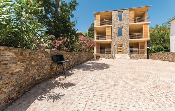 Lovely Apartment In Starigrad Paklenica - Starigrad