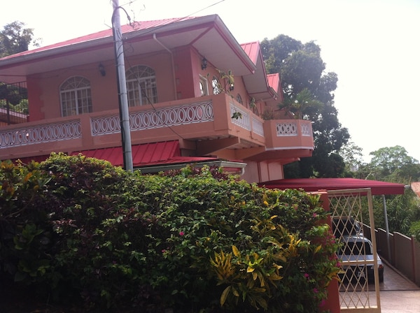 Carolyn's View Has A Full Apartment And Four Double Occupancy Rooms. - Port of Spain