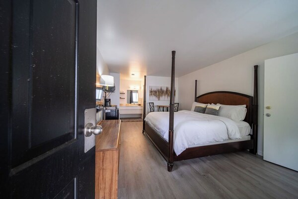 King Suite Room #14 At Glorydayz! - Eureka Springs, AR