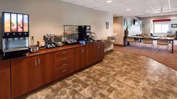 Just Minutes To Downtown: Relaxing Queen Suite Ideal For Couple Stay - Morgantown, WV