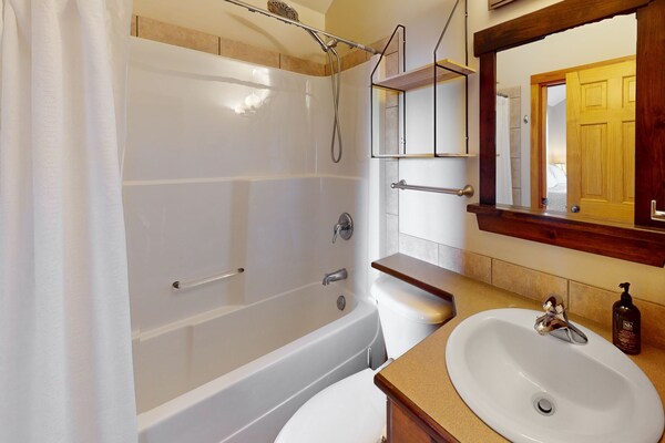 Rustic Haven W\/ Dog & Family-friendly Layout W\/ Private Hot Tub - Walk To Dining - Big White Ski Resort, BC