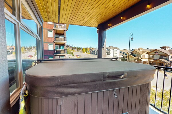 Cozy Condo With Ski-in/ski-out Access And Stunning Mountain Views - Big White Ski Resort, BC
