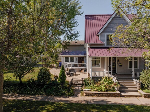 Majestic Mansion On State - Sleeps 13 - Appleton, WI