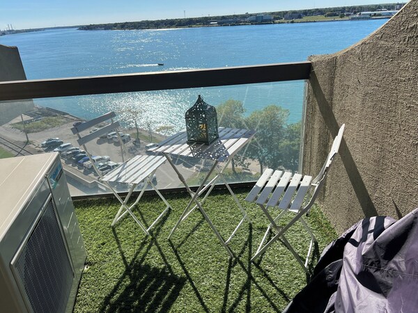 2-bedroom Condo With Wifi, Ac  With Million Dollar View Of The St.clair River - Sarnia