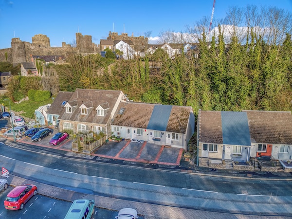 A Cosy Little Open Plan Cottage Right In The Heart Of Pembroke - Freshwater East