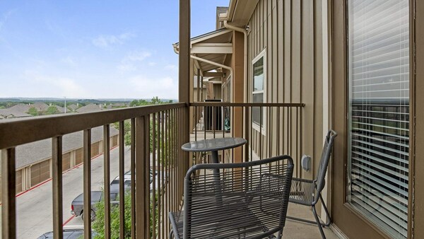 Barsala L Modern Studio W/ Pool Access, Fast Wi-fi - Marion, TX