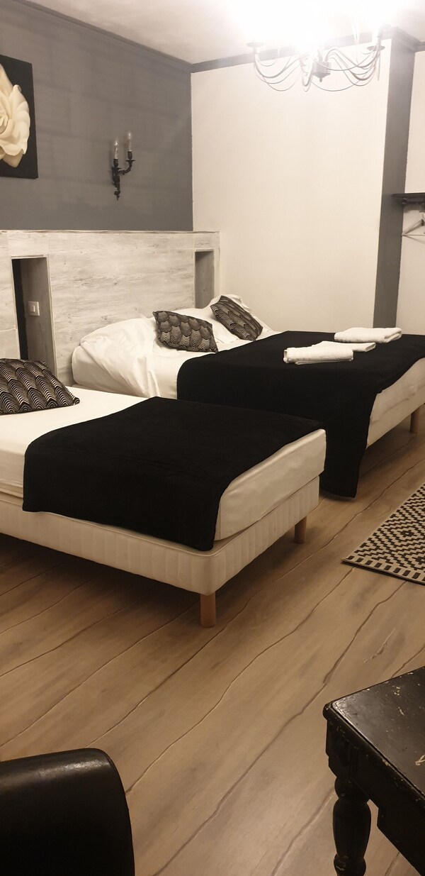 Chambres Tout Confort Dans Un Batiment Datant Du 16 éMe Siècle En Centre Ville. - Saint-Amand-Montrond