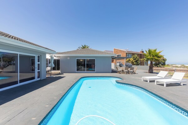 Spacious Beachfront Family Villa  1 Min Walk To Beach, Pizza Oven, Fast Wifi! - 케이프타운
