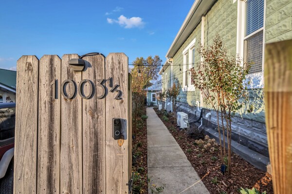 Cozy East Nashville Retreat With Hot Tub, Fire Pit & Outdoor Courtyard - Nashville, TN