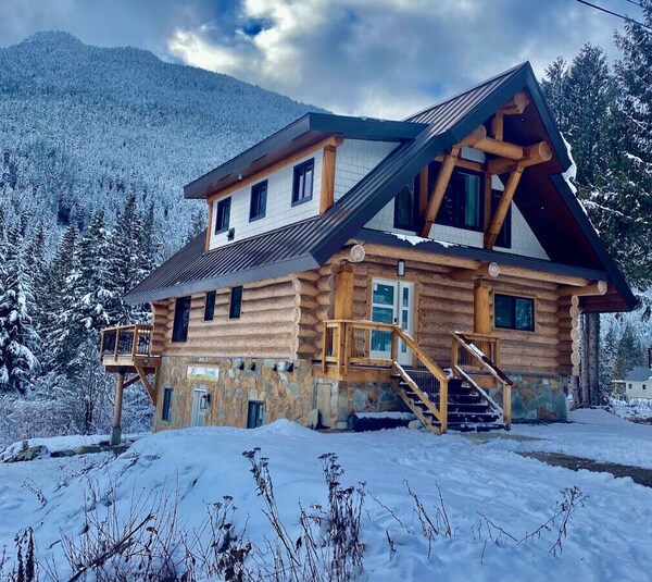 Douglas Fir Retreat | Mtn Views + Expansive Deck - Hope