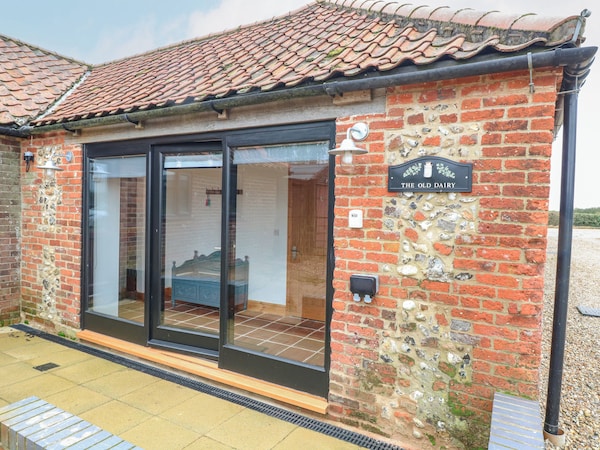 The Old Dairy, Pet Friendly, Character Holiday Cottage In Brisley - Dereham