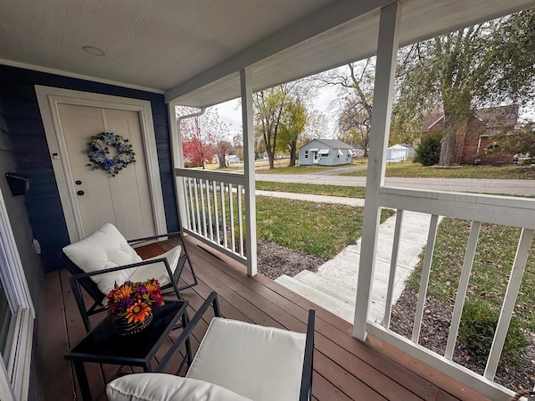 Blue House - Cozy 3 Bedroom, King Bed, Rotary Park - Independence, MO