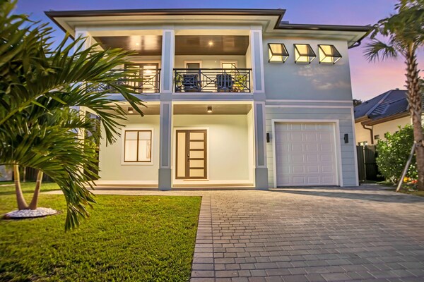 Huge! Modern, 5 Bedroom Home With The Best Backyard In All Of Fort Lauderdale! - Sunrise, FL