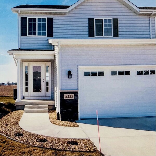 New Near Uni Modern Spotless Townhome - Cedar Falls, IA