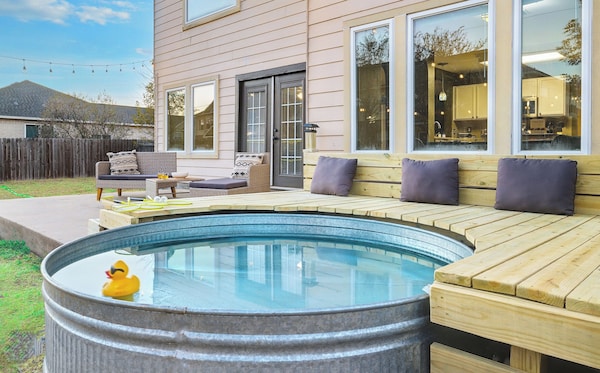 5br Retreat: Arcade, Cowboy Pool & Volleyball Oasis In Huge Backyard - Pflugerville, TX