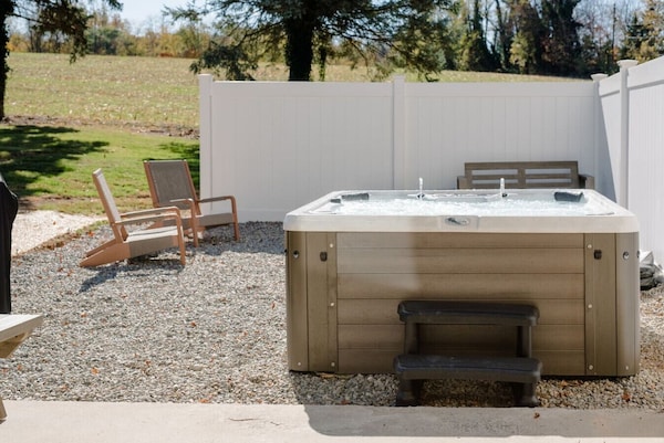 Farmhouse|hot Tub|fireplace|king Bed|4 Bedroom - Lancaster, PA