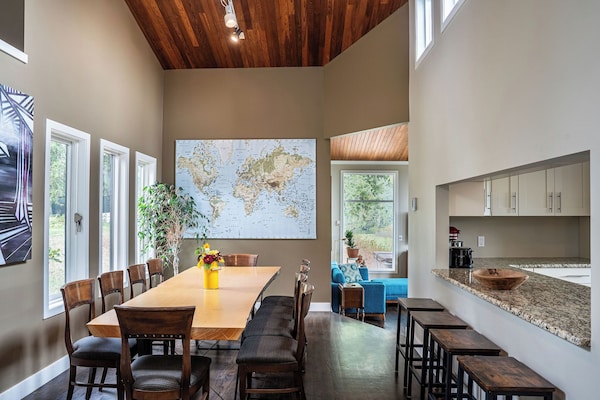 4 Minutes To The Resort! Private 5-acre Retreat With Hot Tub And Amazing Views. - British Columbia