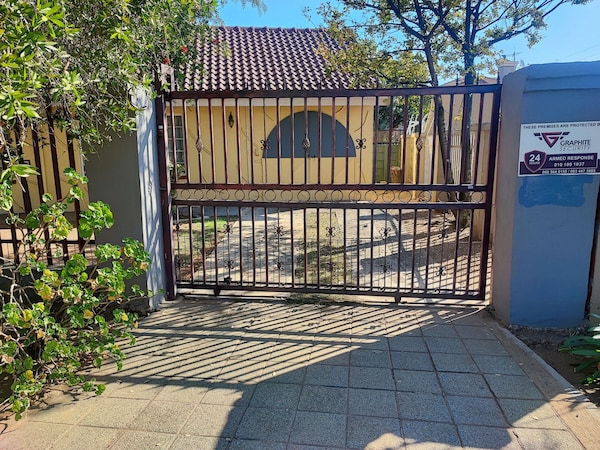 Tranquil Cottage With Wifi And Pool In Boksburg;   Home Away From Home. - Brakpan