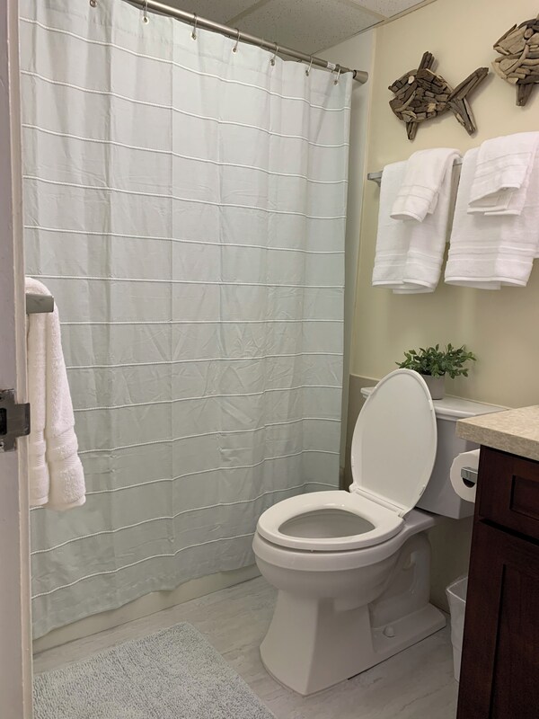 Spacious  2-bedroom Apartment Sleeps 7 With Parking - Honolulu