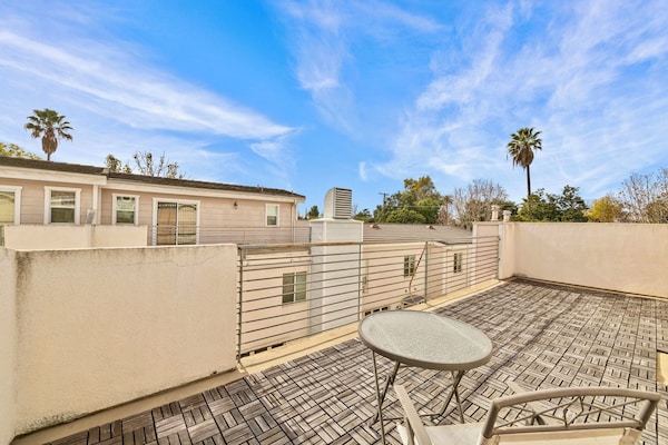 3-bedroom Townhome In Fantastic Pasadena With Free Wifi, Ac, 2-car Garage - Monrovia, CA