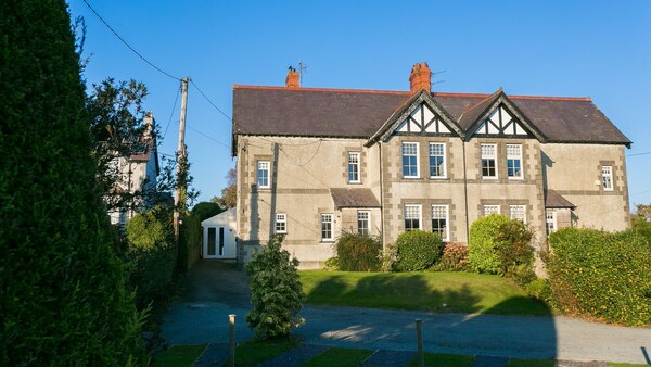 Gwynle - Sleeps 10 Guests  In 4 Bedrooms - Pwllheli