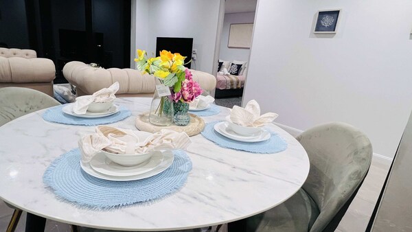 Beachside Bliss Stunning Views, Steps To Shore - Surfers Paradise