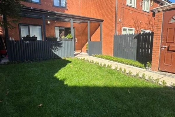 Enjoyable 3-bedroom House With Wifi In Manchester - Sale