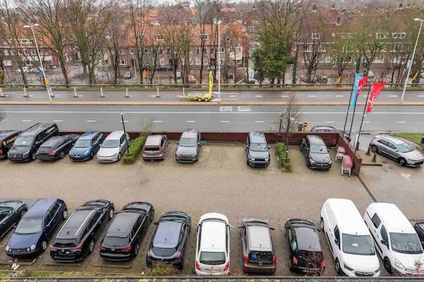 5 Minutes From Central Station! Spacious And Bright Family Apartment With Roof Terrace. - Zaandam
