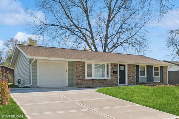 Charming 3-bedroom/ 2 Bath Single Family Home/ Schaumburg - Hoffman Estates, IL