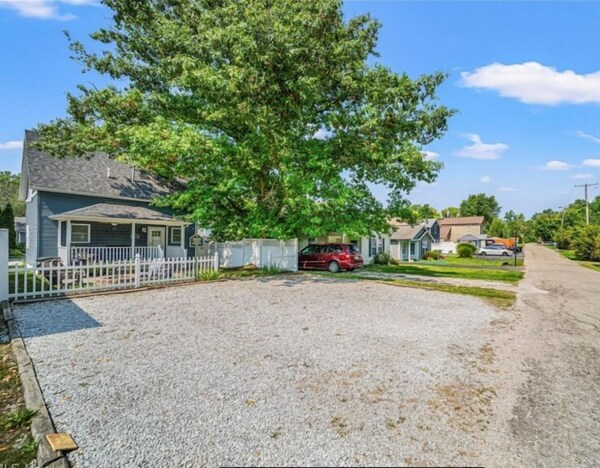 7 Minute Walk From The Strip! - Geneva, OH