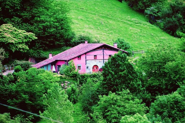 Caserío Con Vistas A La Sierra De Aralar - Navarre