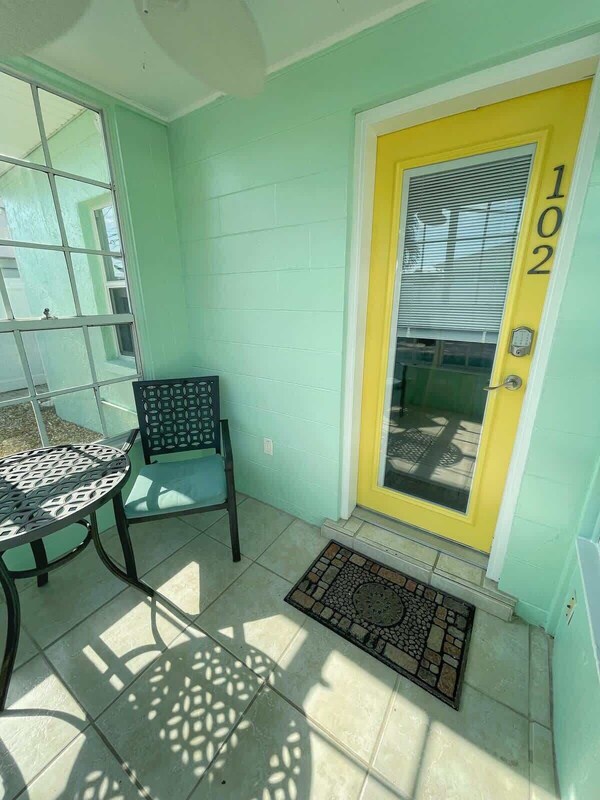 Cozy Cottage 1br W/sun Room, 3 Min Walk To Beach - Cocoa Beach, FL