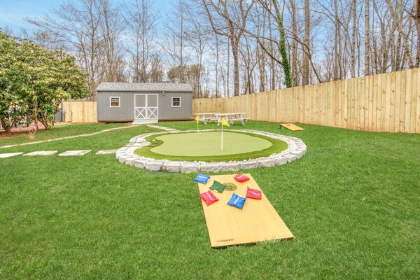 Greensboro Getaway Villa | Hottub + Pool + Firepit + Sports Court + Golf - Lake Brandt, NC
