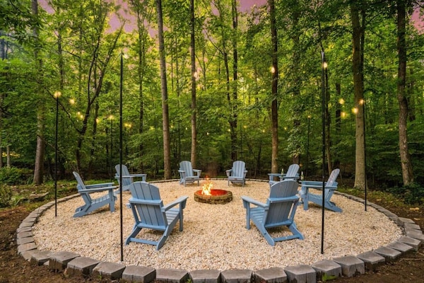 The Arlington Oasis | 7 Bdr + Pickleball + Bball + Hottub + Firepit + Golf - Greensboro, NC