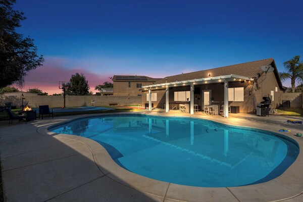 Spacious 4-bedroom House With Pool, Fun Backyard & Amazing Game Room - Bakersfield, CA