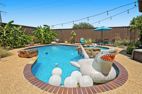 Luxe 5bd Home, Heated Pool, Game Room, King Beds, Family-friendly - Frisco, TX
