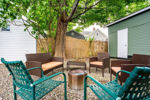 The Downtown Den - King Bed, Dog Friendly, Fire Pit, Parking, Family Friendly - Biddeford, ME