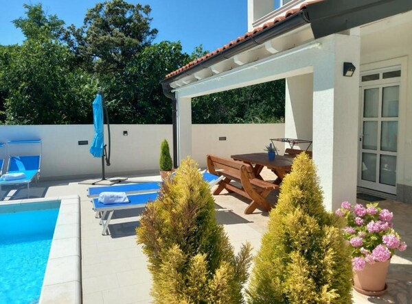 Two Bedroom Apartment With Private Pool - Vir