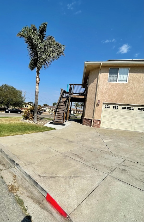 Private Top Floor Spacious 1 Bedroom Retreat - Guesthouse - Santa Maria, CA