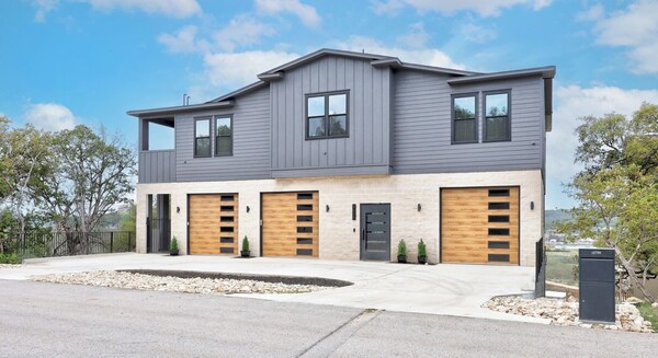Lakeside Retreat - Relax & Play, 2 Primary Suites, Bunkroom, Covered Outdoor Fun - Lago Vista, TX