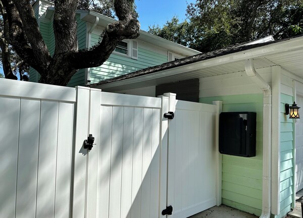Coastal 3-bedroom Cottage 4 Blocks From The Beach W/ Mini Golf In Vero Beach - Indian River, FL