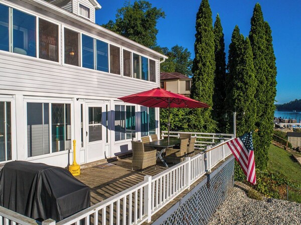 Allsports Lakehouse, Private Beachfront/dock/firepit/grill/paddleboards - Greenville, MI